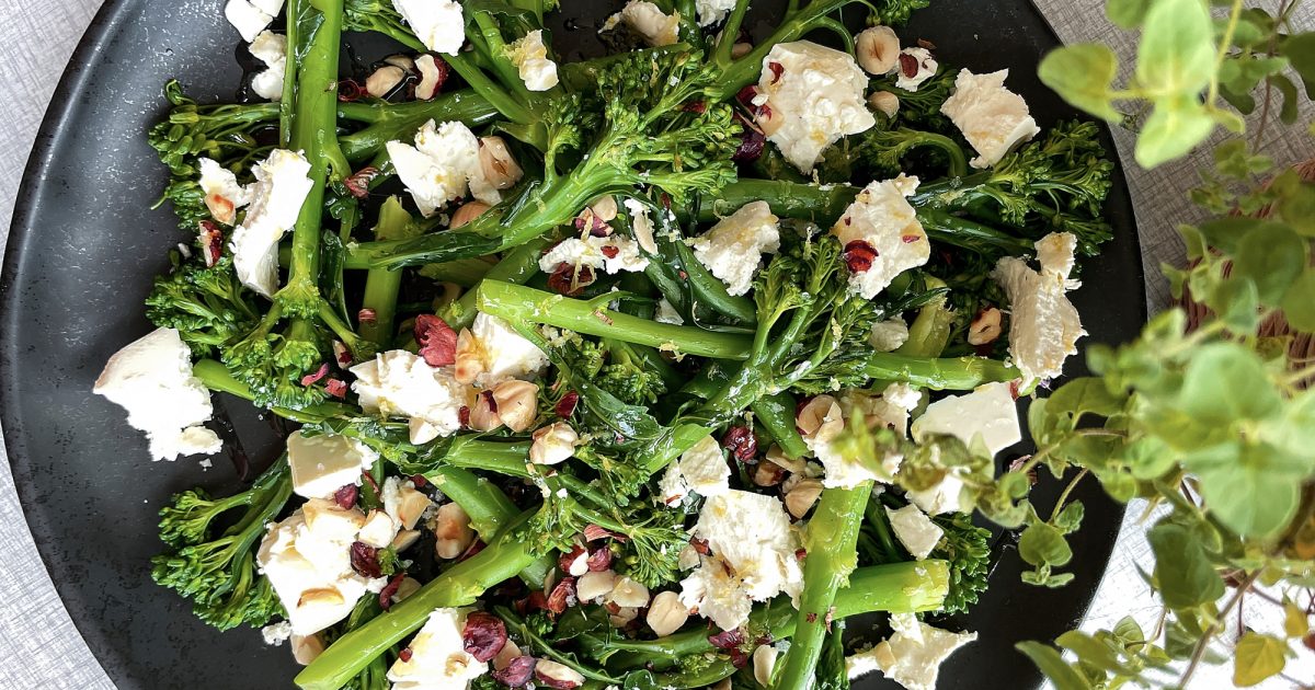 Salade met feta, Bimi® en geroosterde hazelnoten