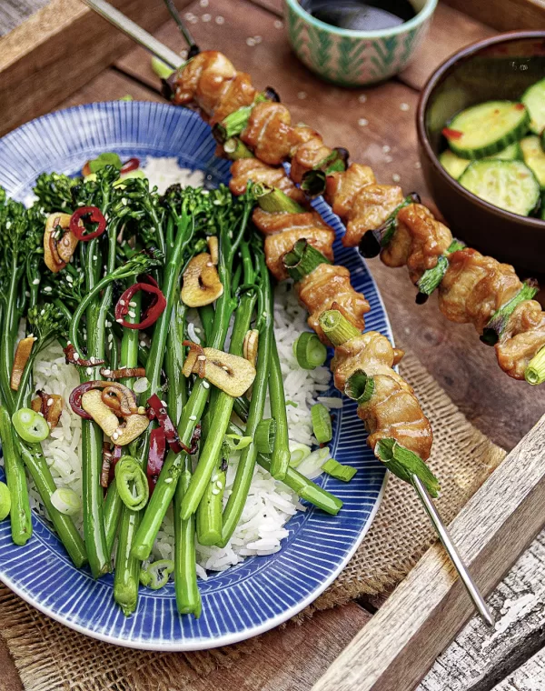 Gegrilde Bimi® broccoli met yakitori kipspiesjes