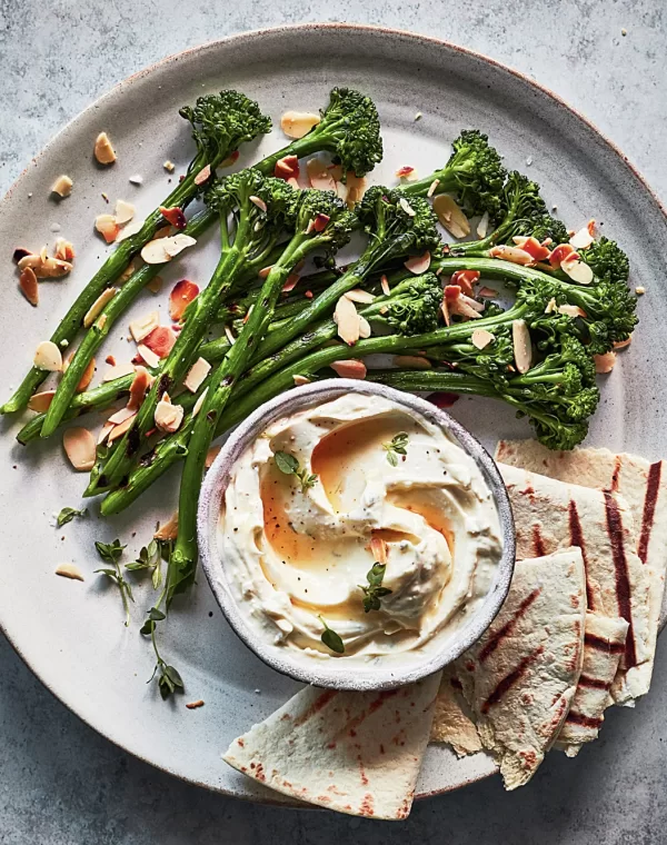 Gegrilde Bimi® broccoli met feta-honingdip